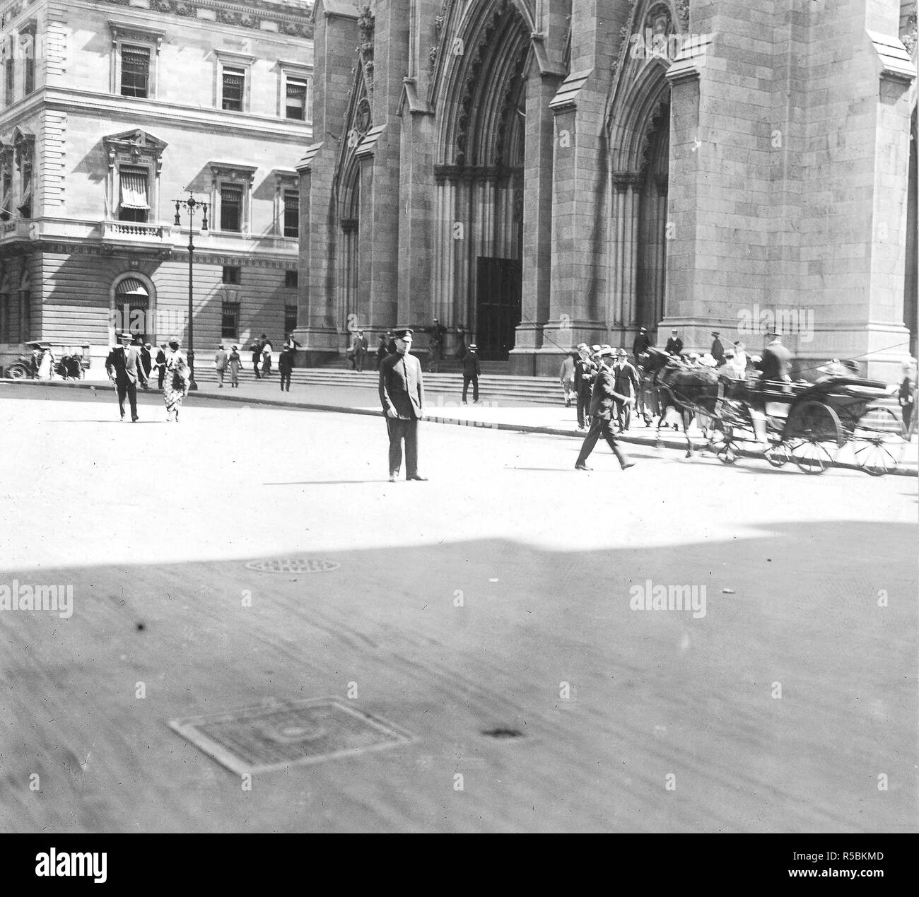GASLESS SUNDAY IN NEW YORK CITY, N. Y. Scene on Fifth Avenue in front ...