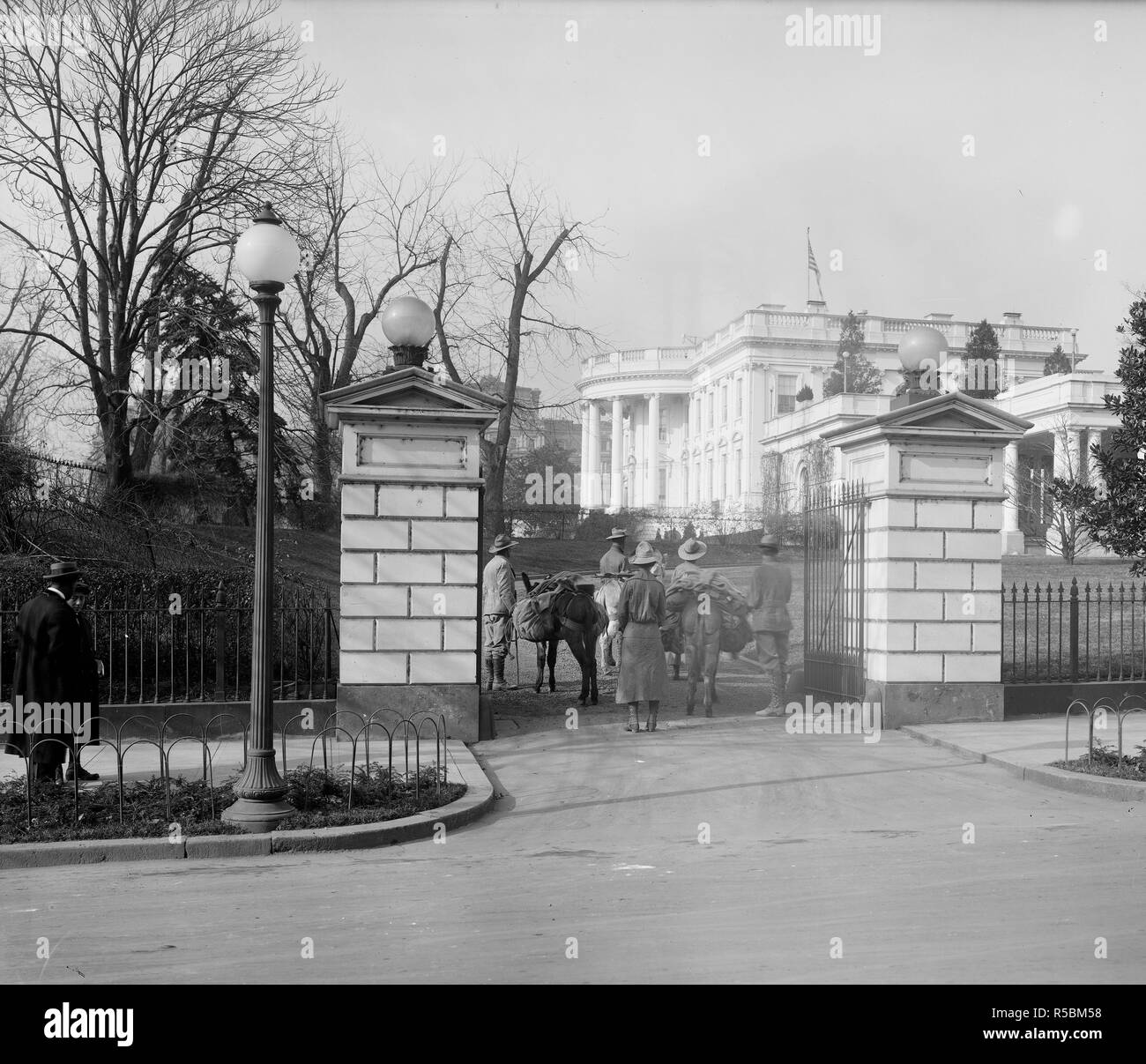 Early 1900s white house gate hi-res stock photography and images - Alamy