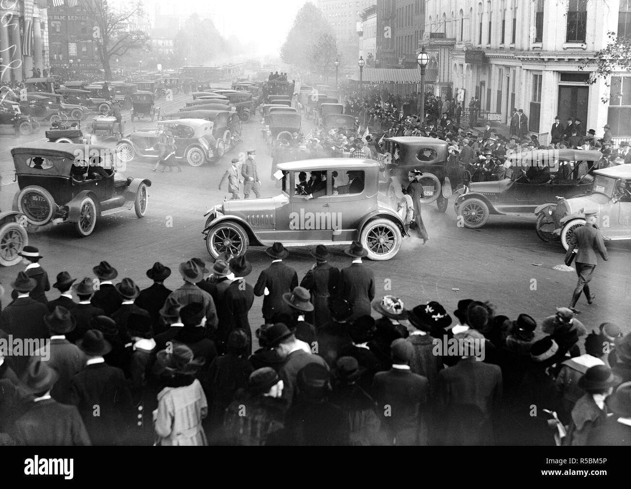 Busy cars Black and White Stock Photos & Images - Alamy