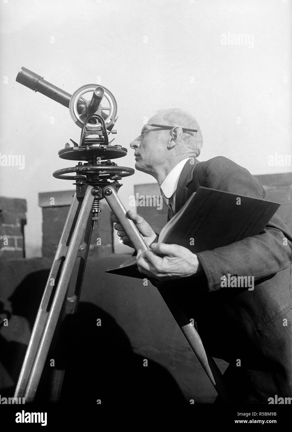 1910s man using telescope hi-res stock photography and images - Alamy