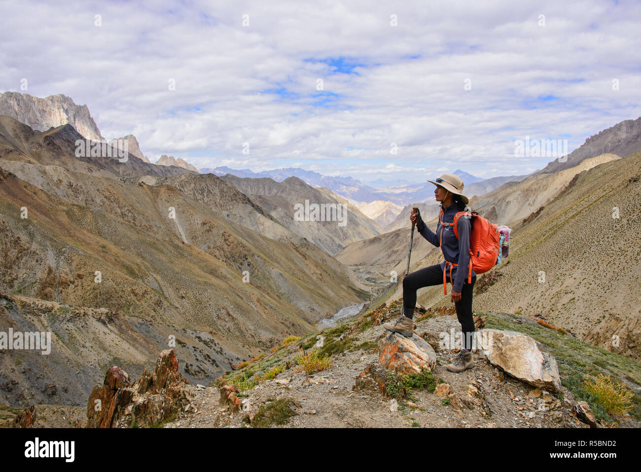 Trekking in the wild Sumdah Chenmo on the Lamayuru-Chilling trek ...