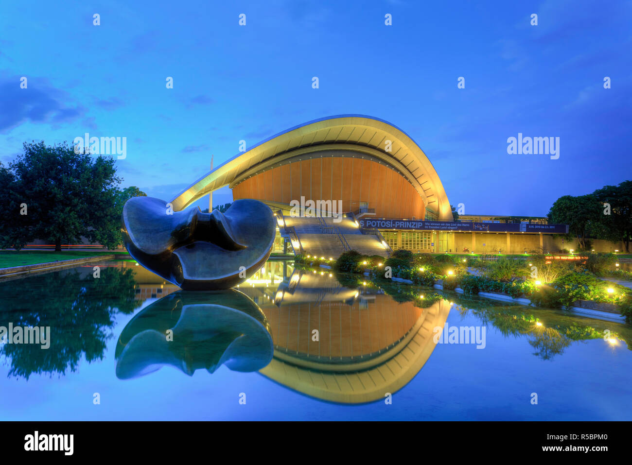 Train moving station hi-res stock photography and images - Alamy