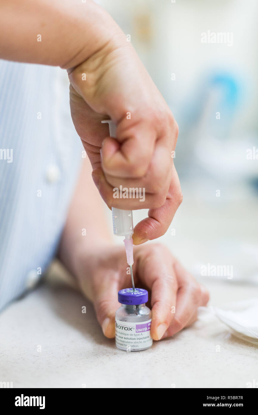 Nurse preparing a Botox injection Stock Photo - Alamy