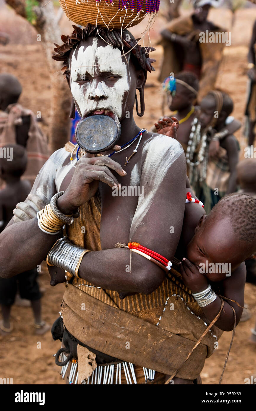 Omo valley woman hi-res stock photography and images - Alamy