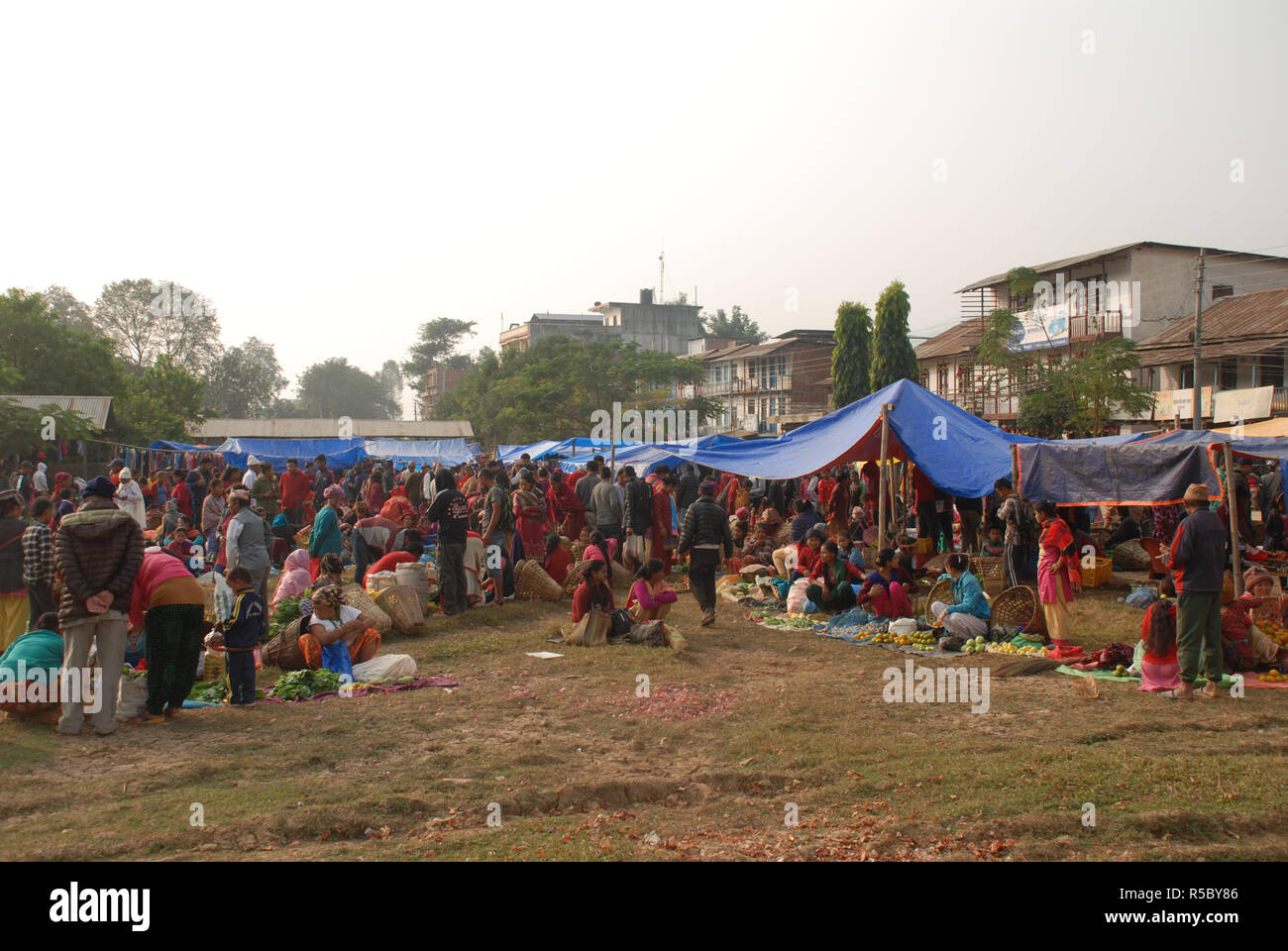 The market in the Nepal town of tumlingtar Stock Photo - Alamy