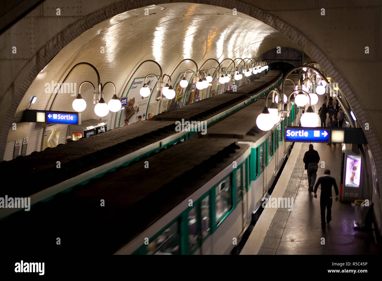 People platform paris metro hi-res stock photography and images - Alamy