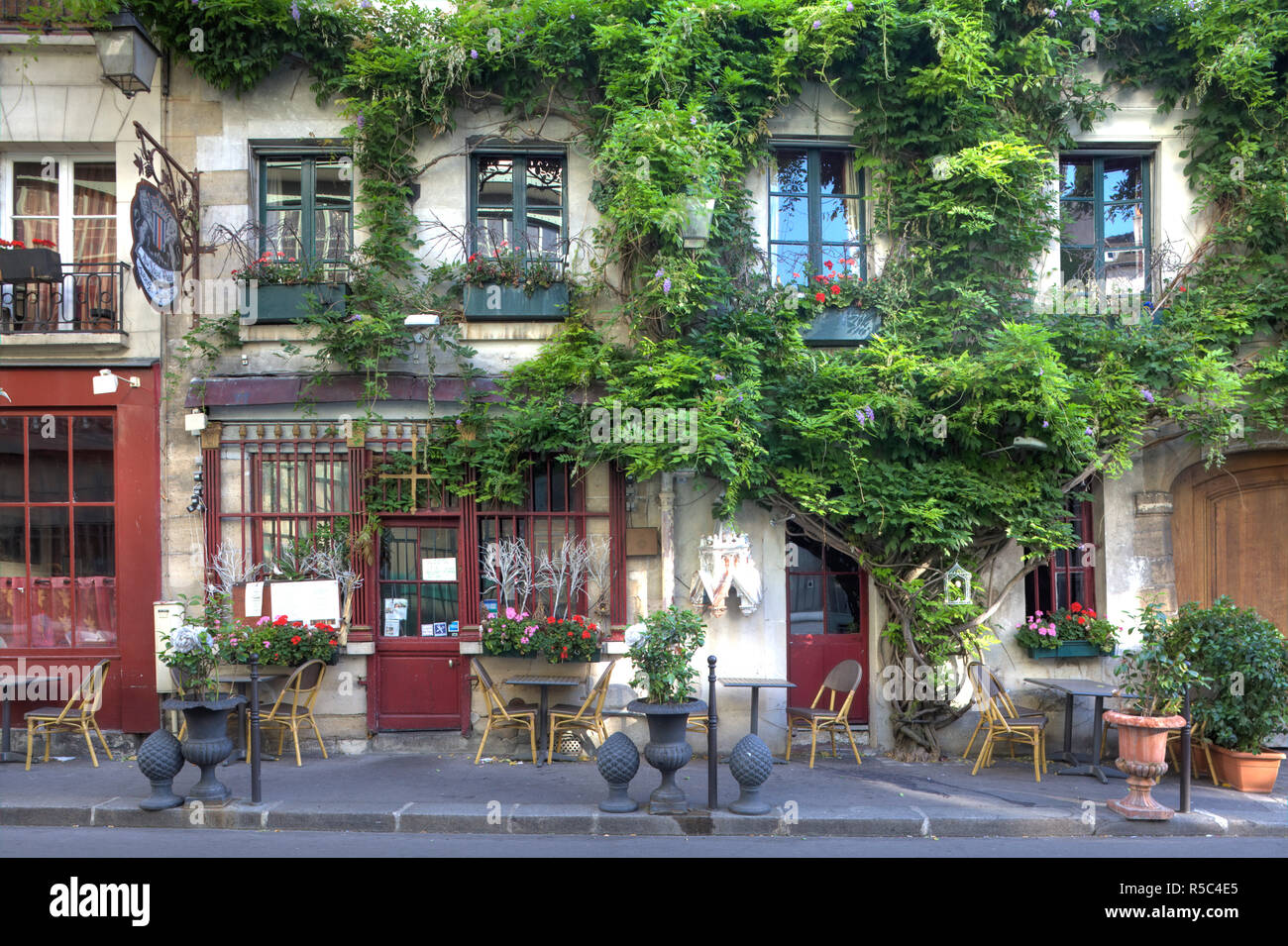 Paris restaurants france in hi-res stock photography and images - Alamy
