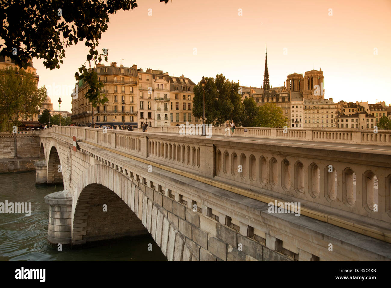 Pont Louis Philippe, Notre Dame & Ile de la Cite, Paris, France Stock ...