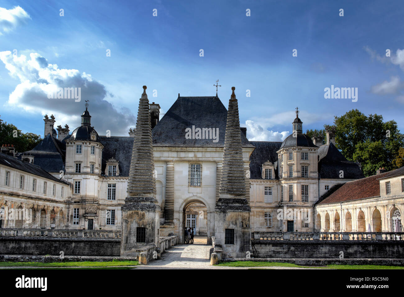 Castle of tanlay hi-res stock photography and images - Alamy