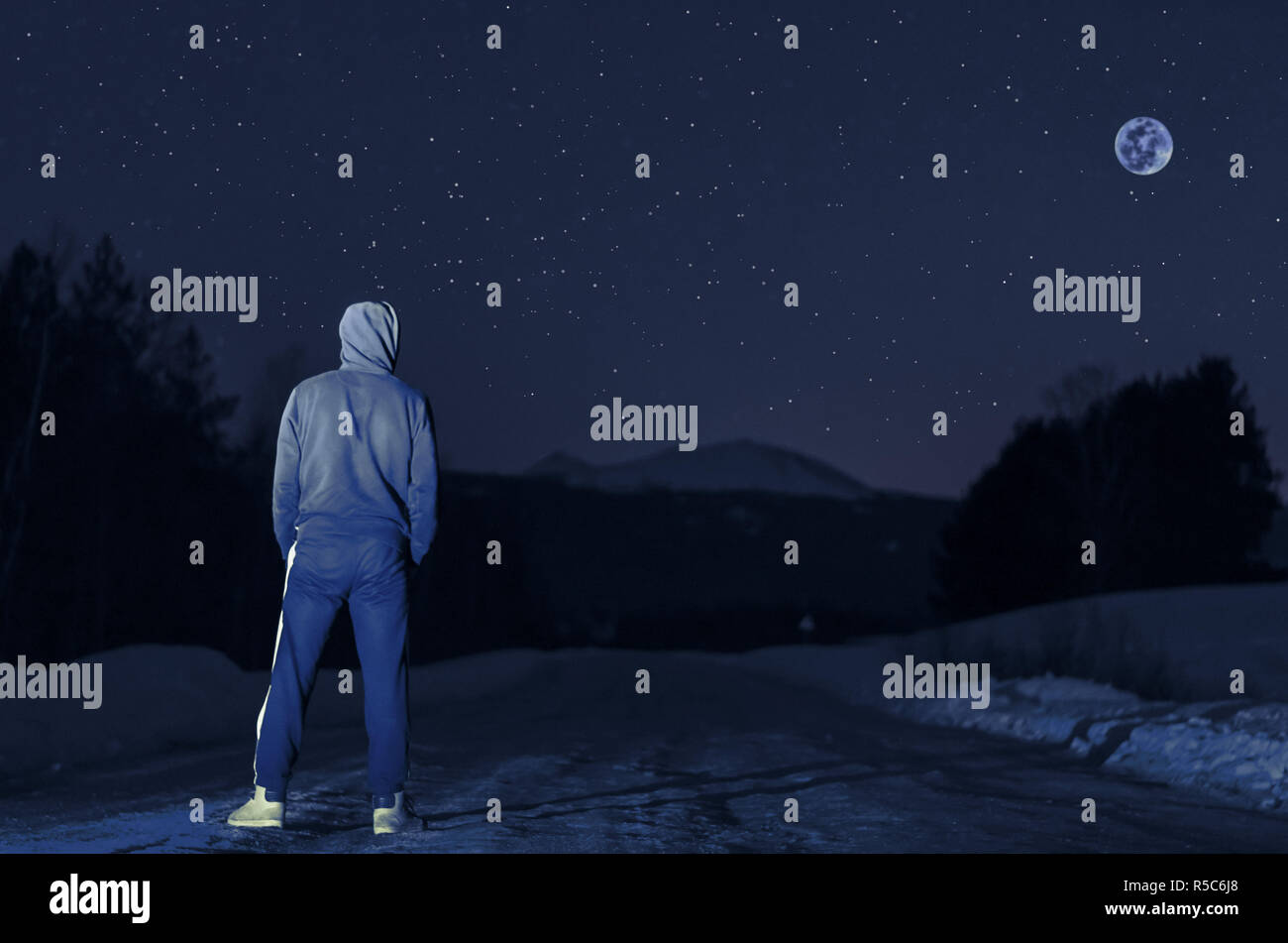 Night sky people winter hi-res stock photography and images - Alamy