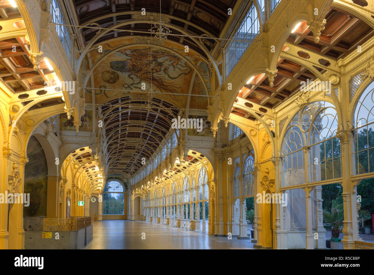 Kolonada hi-res stock photography and images - Alamy