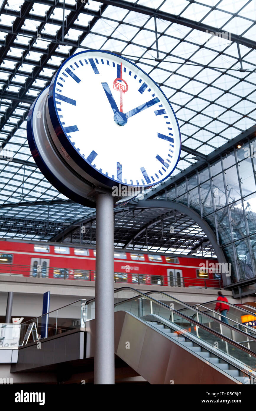 Germany, Berlin, new modern main railway station, station clock Stock ...