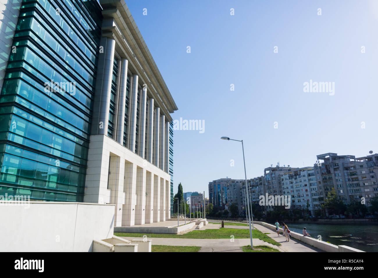 Modern library space hi-res stock photography and images - Alamy