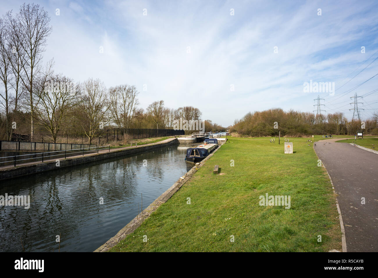 Lea river lock canal boats hi-res stock photography and images - Alamy