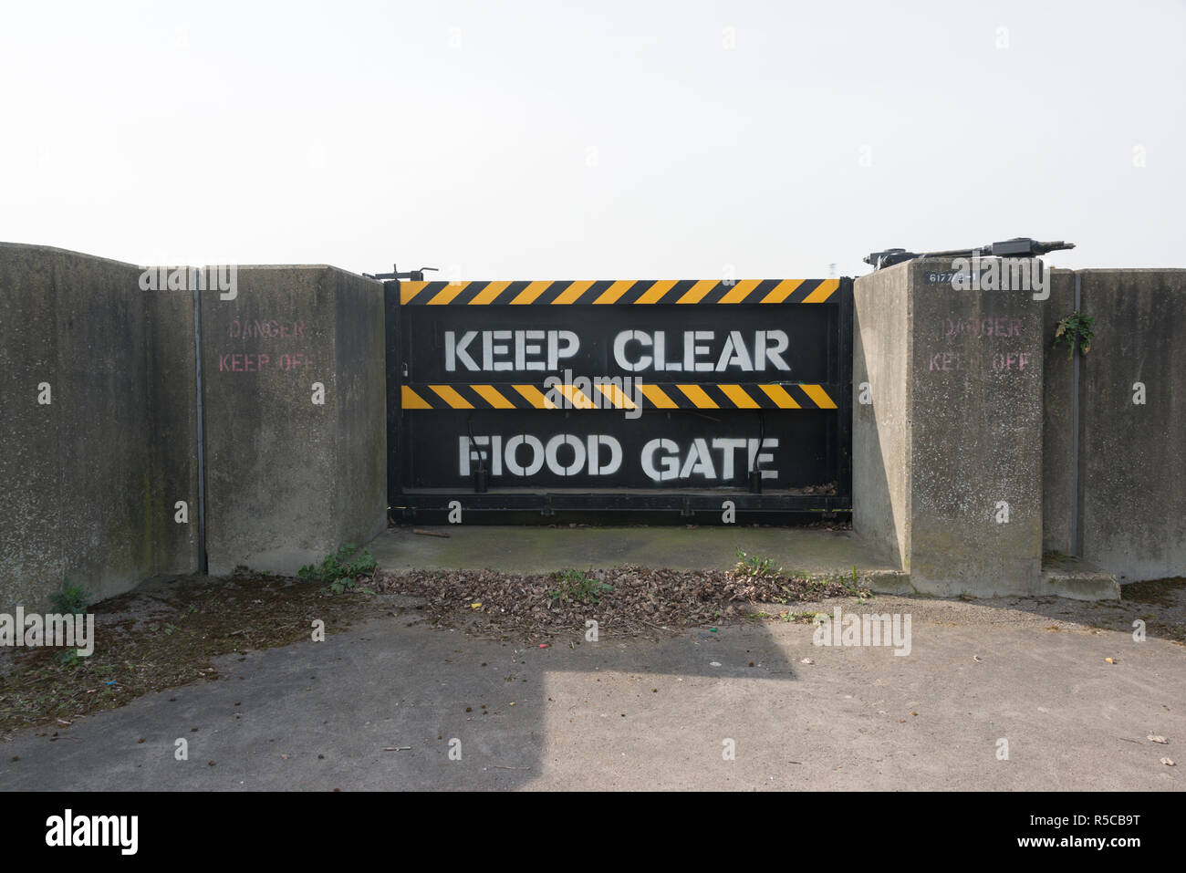 Flood gate hi-res stock photography and images - Alamy