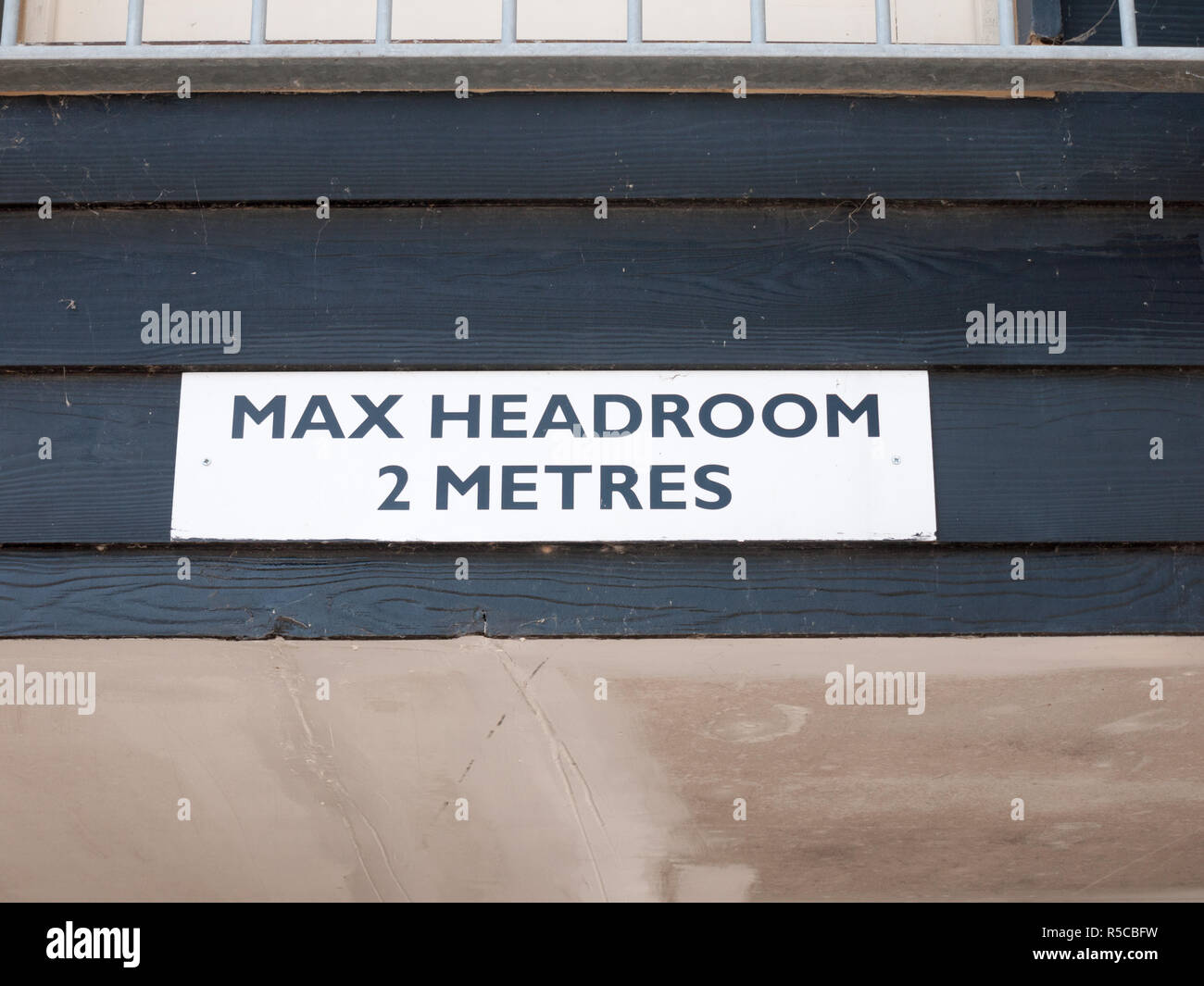 Car park height restriction sign hi-res stock photography and images ...