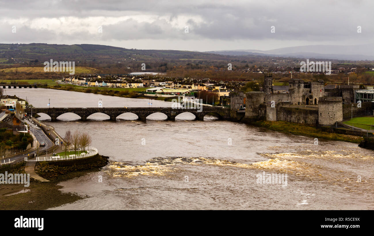 Limerick city king john castle hi-res stock photography and images - Alamy