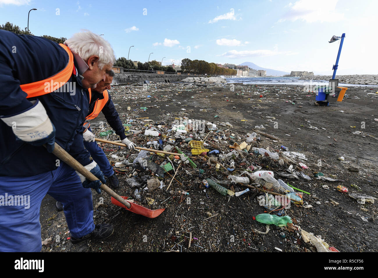 Clean up crews arrive at Rotonda Diaz and Canalone beach in Naples to ...