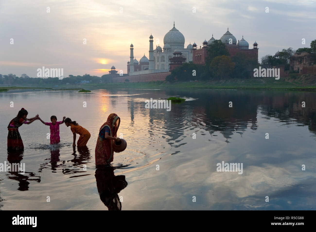Indian women collecting water hi-res stock photography and images - Alamy