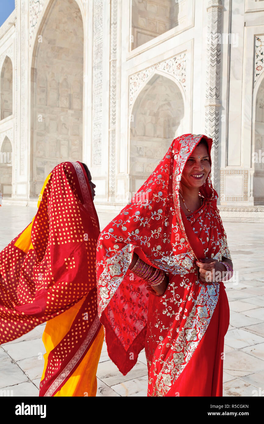 Taj Mahal, UNESCO World Heritage Site, Women in colourful Saris, Agra ...