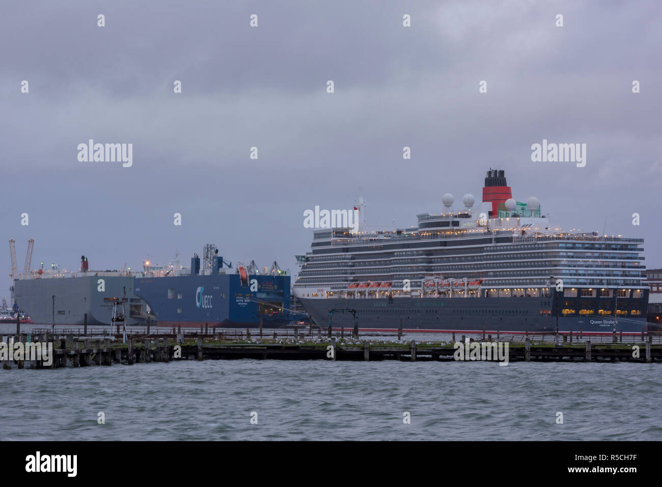 cunard queen elizabeth cruise liner alongside visiting the port of ...
