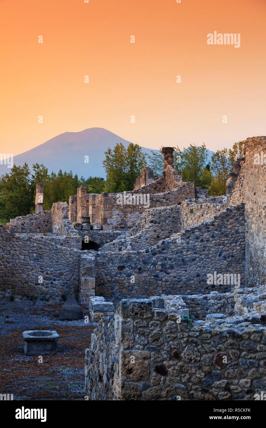 Pompeii ruins mt vesuvius hi-res stock photography and images - Alamy