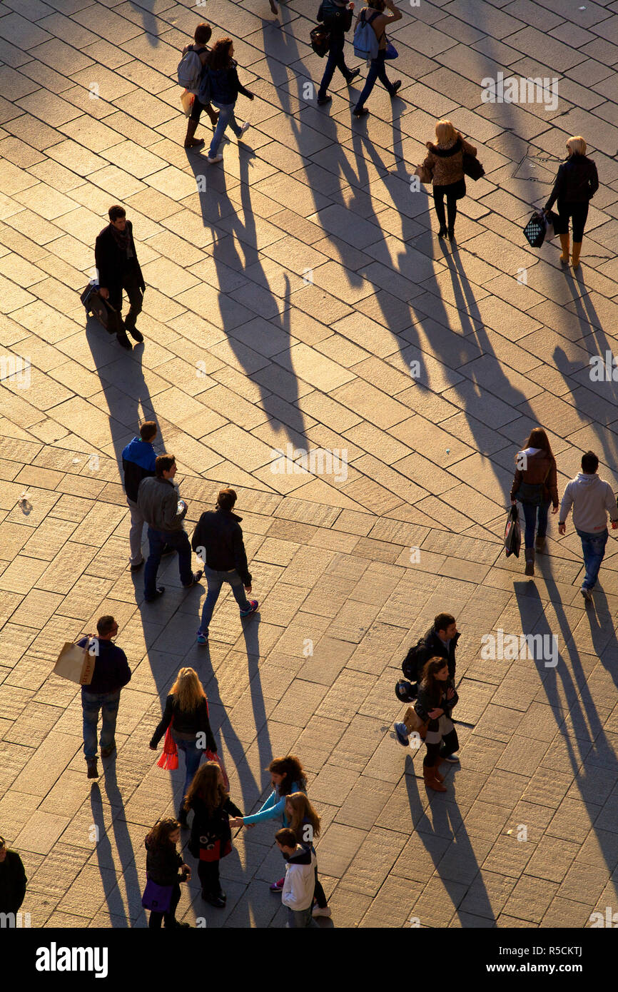 Italy milan street scene hi-res stock photography and images - Alamy
