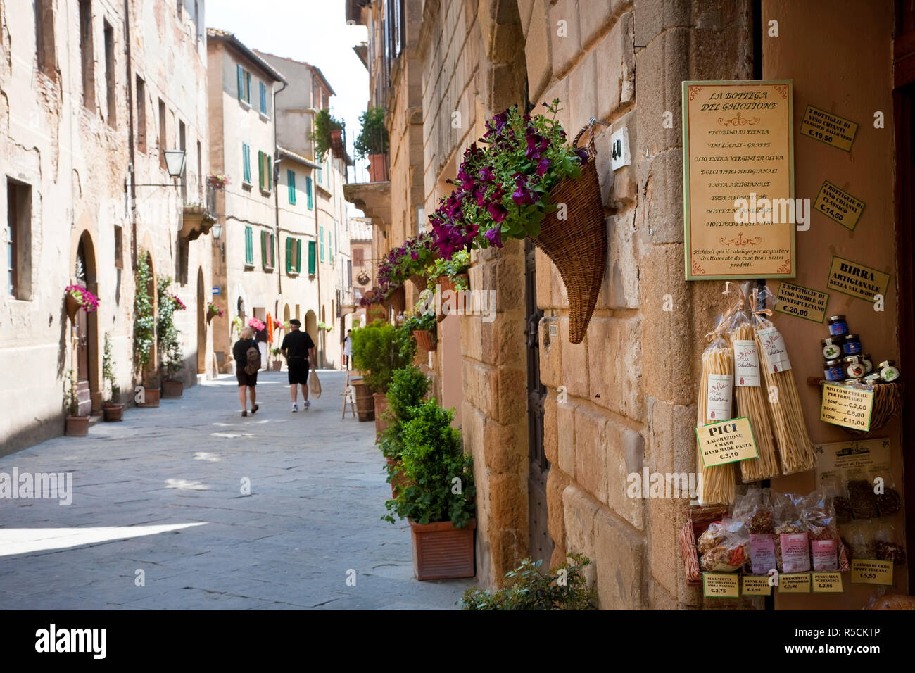 Country scene tuscany italy hi-res stock photography and images - Alamy