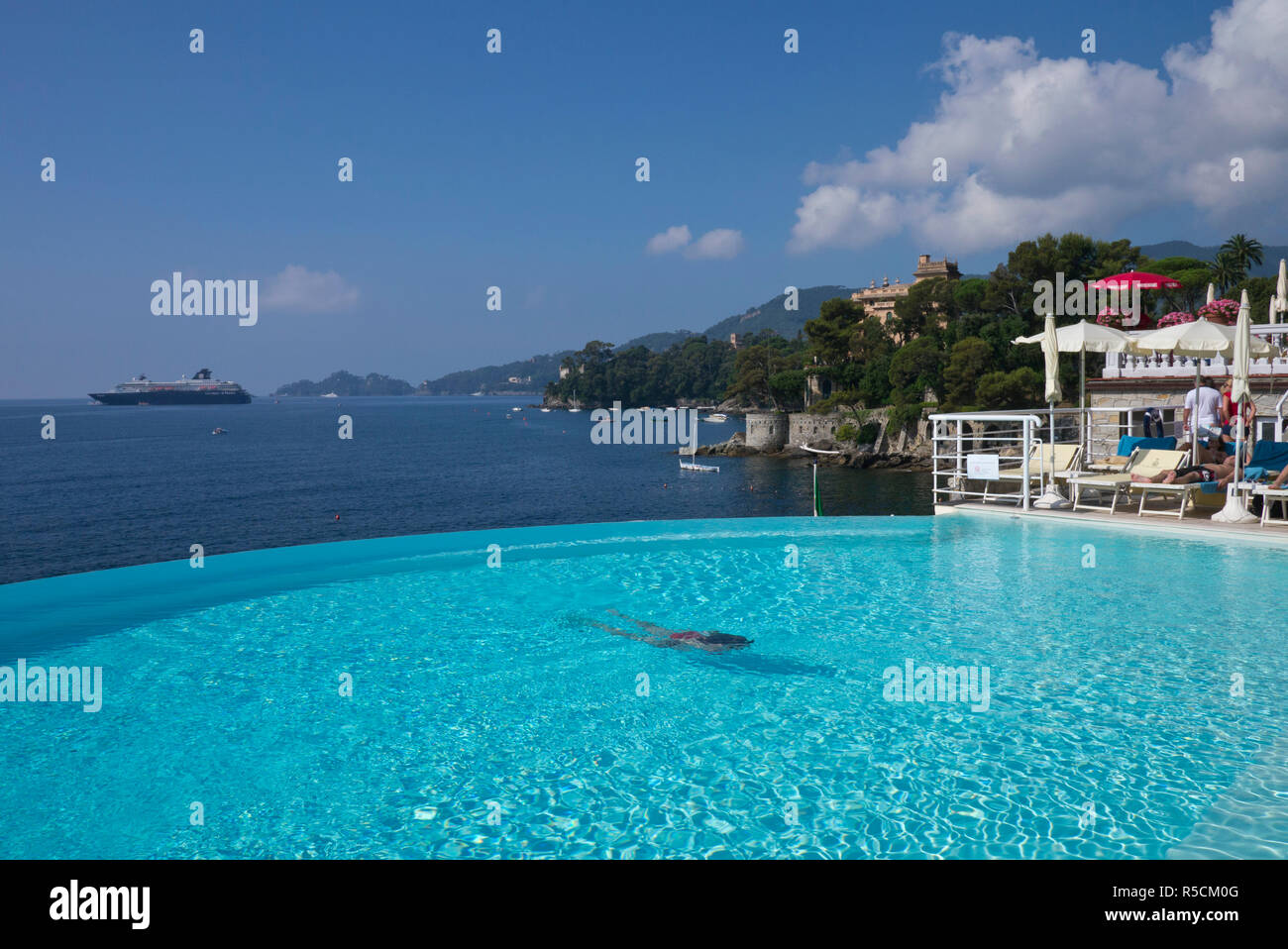 Infinity pool italy hi-res stock photography and images - Alamy