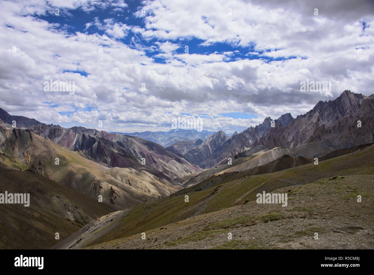 Trekking in the wild Sumdah Chenmo on the Lamayuru-Chilling trek ...