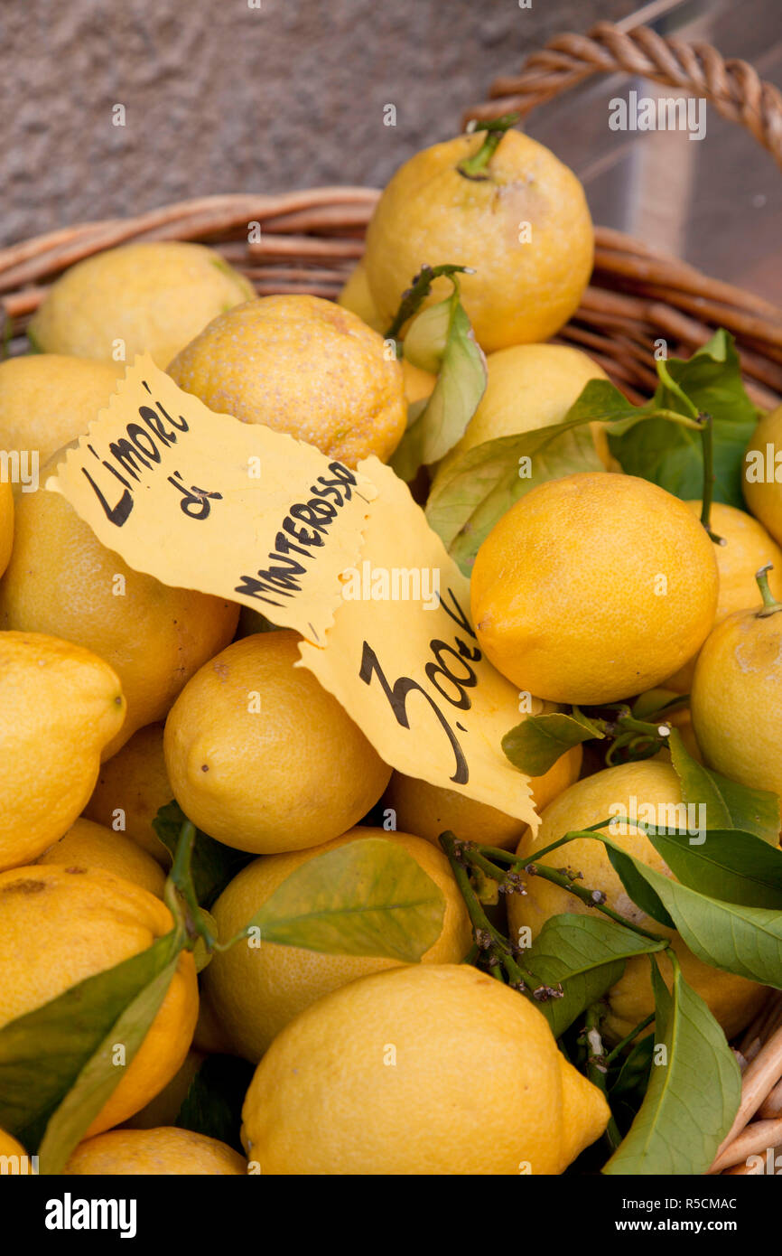 Lemons in basket, Manarola, Cinque Terre, Riviera di Levante, Liguria ...