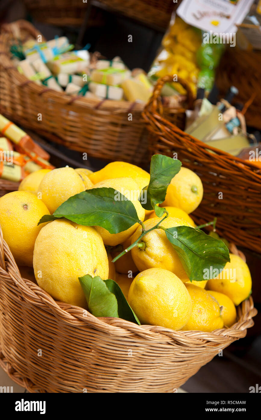 Lemons in basket, Manarola, Cinque Terre, Riviera di Levante, Liguria ...