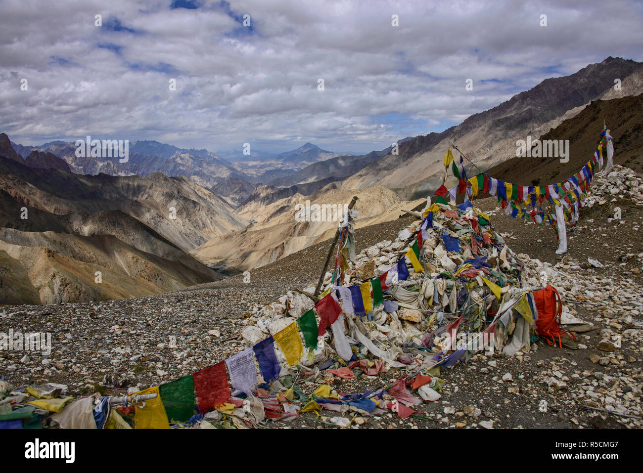 Trekking in the wild Sumdah Chenmo on the Lamayuru-Chilling trek ...