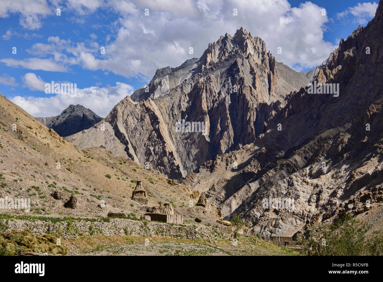 Trekking in the wild Sumdah Chenmo on the Lamayuru-Chilling trek ...