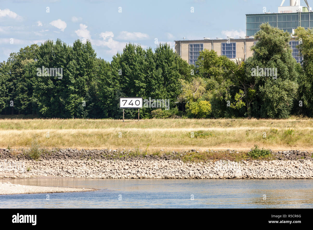 Kilometer marker hi-res stock photography and images - Alamy