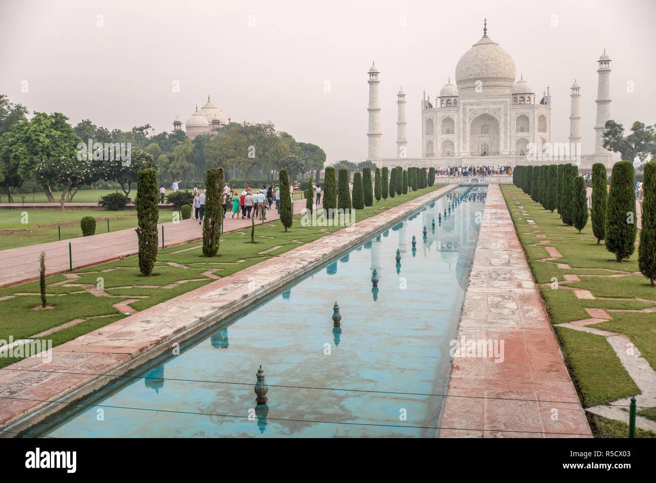 Taj Mahal reflecting in the water pool, Agra, Uttar Pradesh, India ...