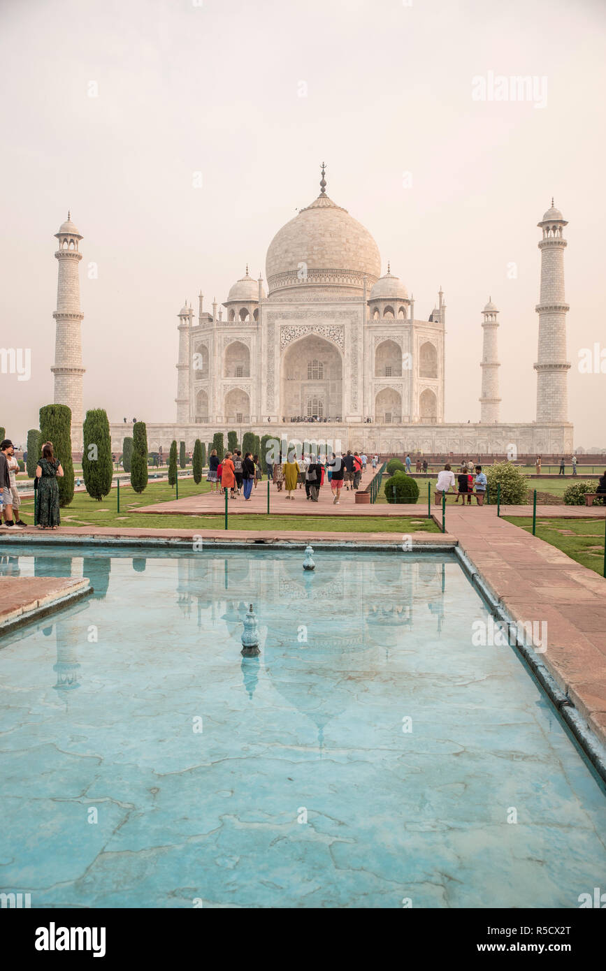 Taj Mahal reflecting in the water pool, Agra, Uttar Pradesh, India ...
