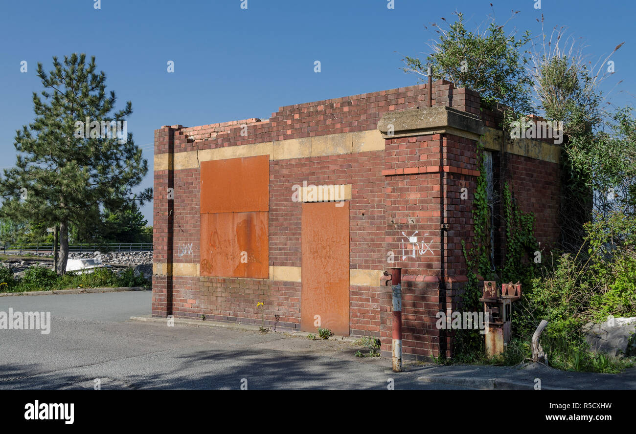 Old rundown house boarded up hi-res stock photography and images - Alamy