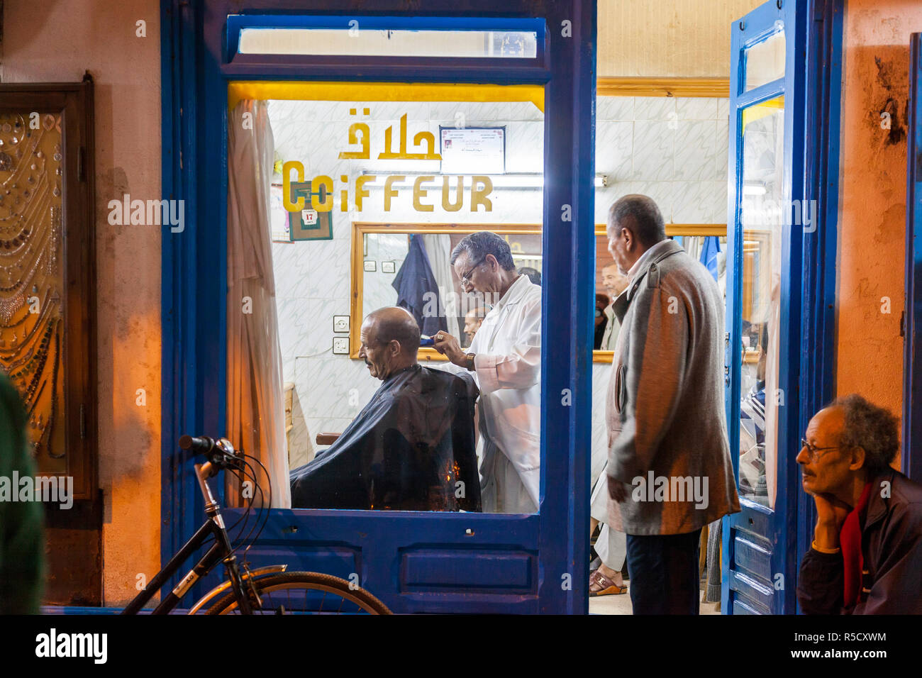 African barbers shop hi-res stock photography and images - Alamy