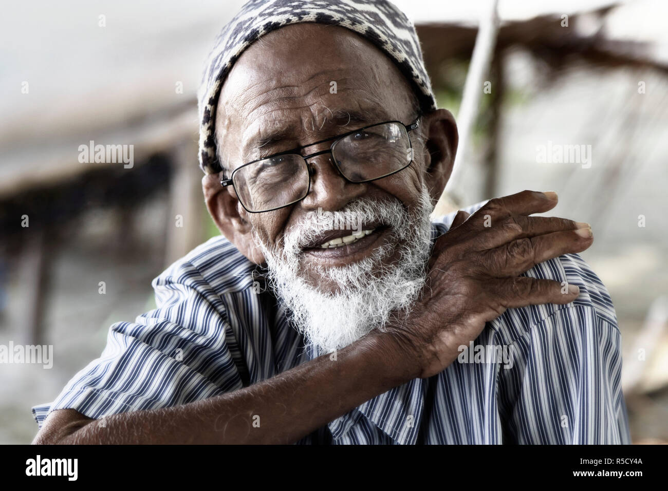 Maldives people village hi-res stock photography and images - Alamy