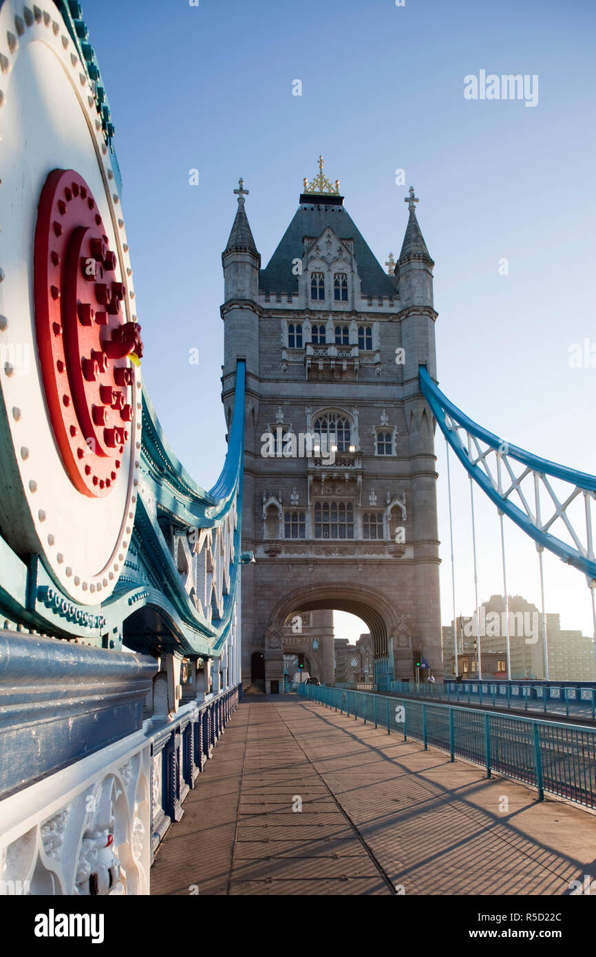 Bridge london england landmark hi-res stock photography and images - Alamy