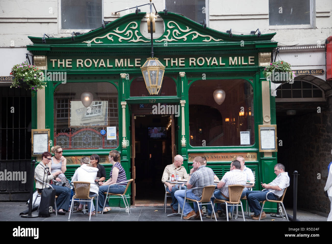 Scotland, Edinburgh, The Royal Mile, Royal Mile Pub Stock Photo - Alamy