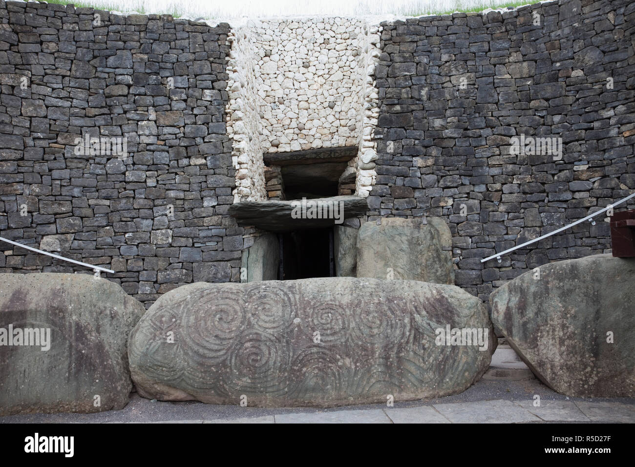 New grange megalithic tomb hi-res stock photography and images - Alamy