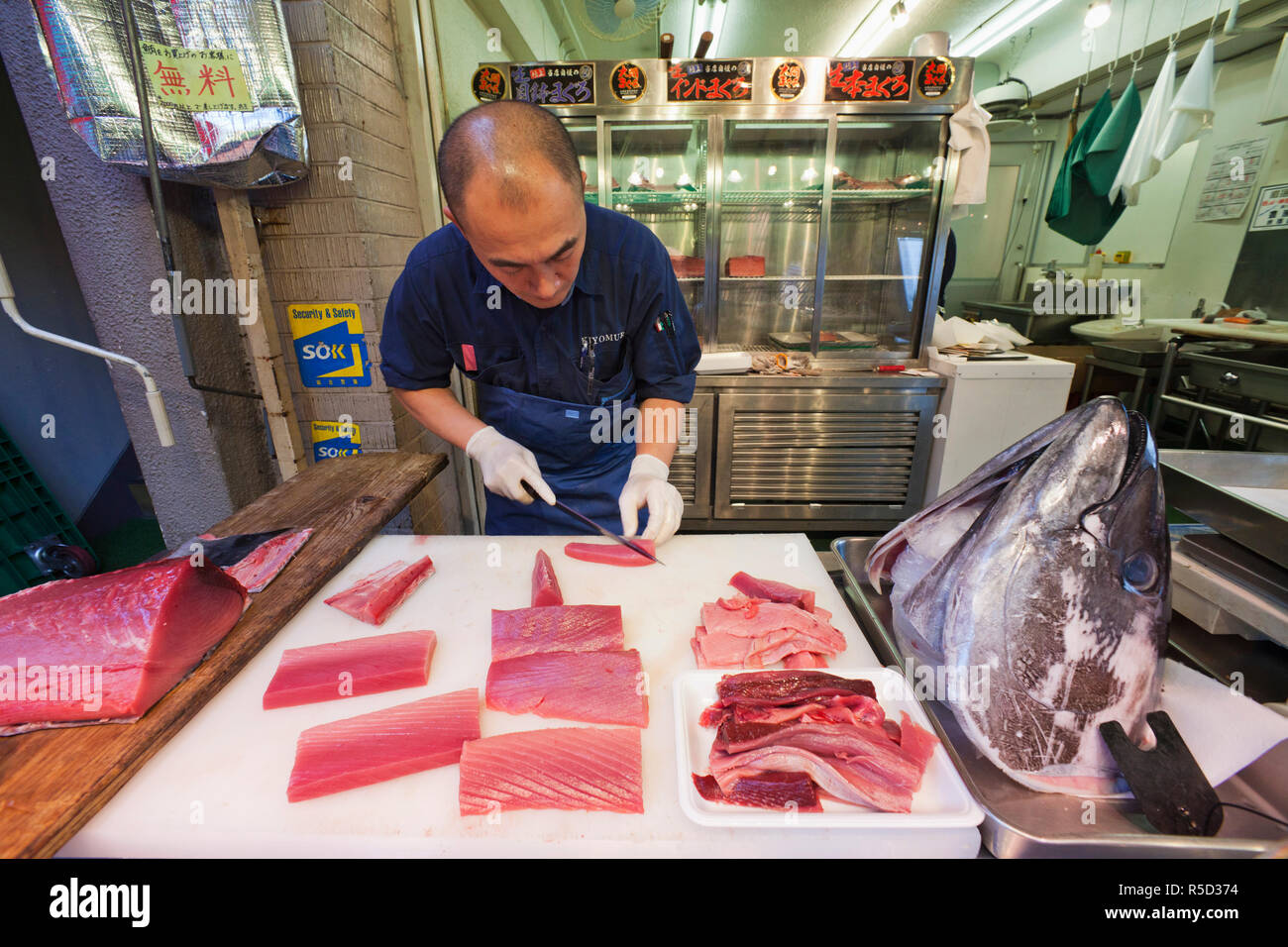 Japan, Tokyo, Tsukiji Market, Fishmonger Slicing Tuna Stock Photo - Alamy