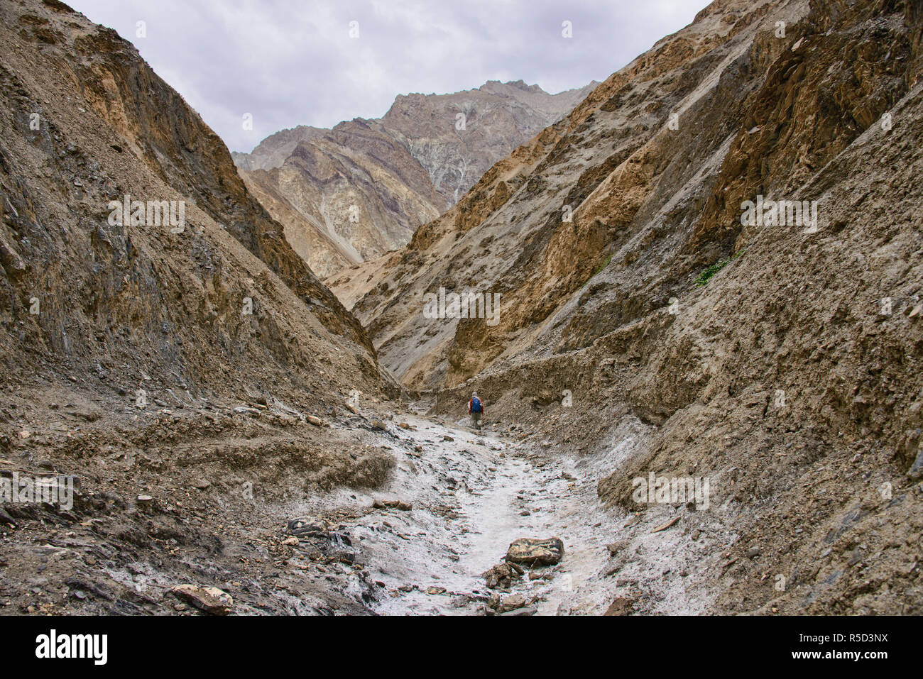 Trekkers on the Lamayuru-Chilling trek, Ladakh, India Stock Photo - Alamy