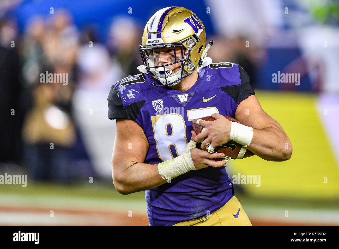 Santa Clara, California, USA. 30th Nov, 2018. Washington Huskies tight ...