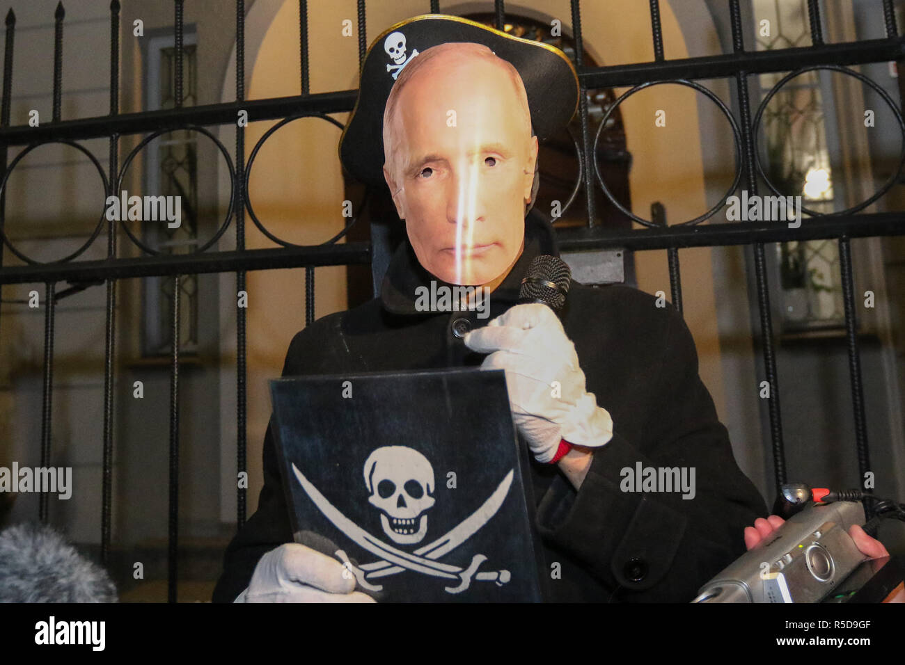 Vladimir putin mask hi-res stock photography and images - Alamy