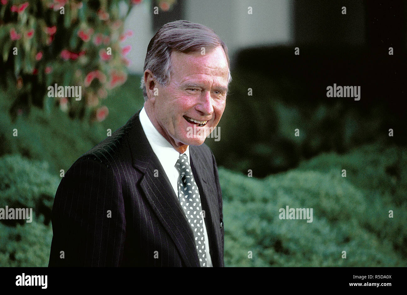 H w bush portraits hi-res stock photography and images - Alamy