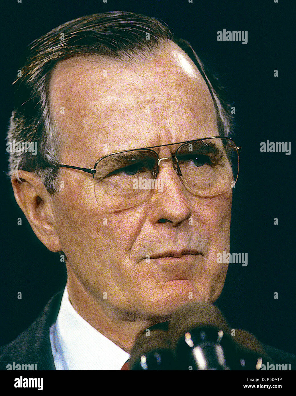 President george h.w. bush portrait hi-res stock photography and images ...
