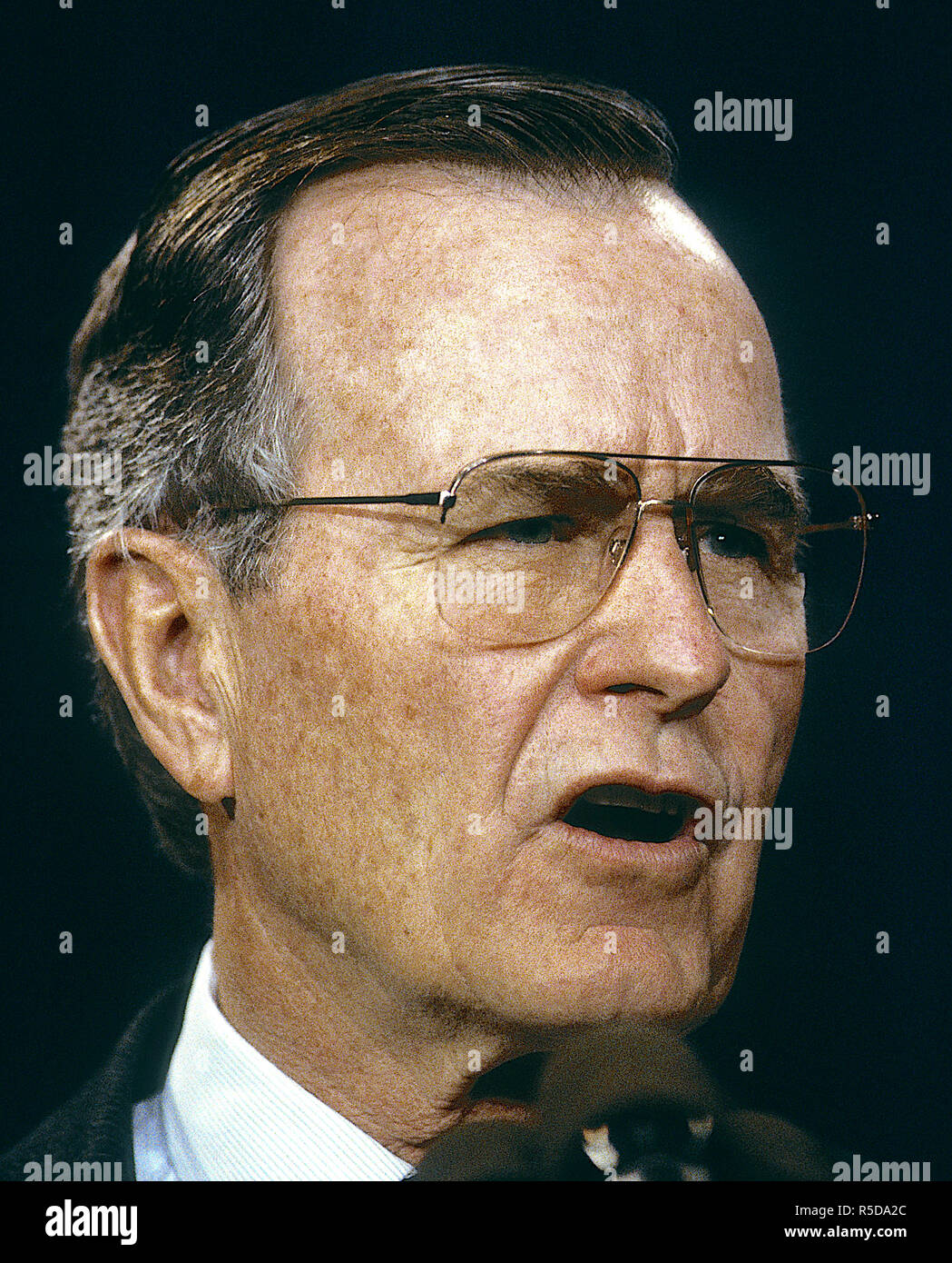 President george h.w. bush portrait hi-res stock photography and images ...